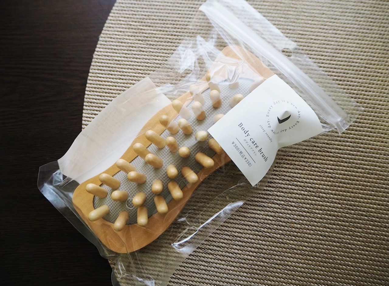老舗ブランドの美脚アイテムにそっくり！3COINSの「ボディケアブラシ」でむくみ解消 | 女子SPA！